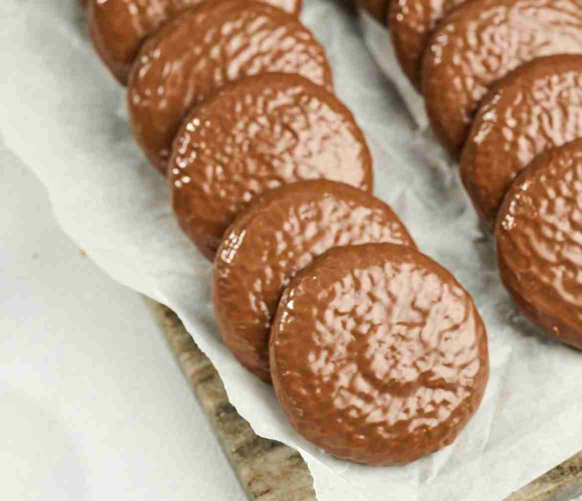 Купить Печенье песочное Гронети с кусочками злаков и шоколадной ...