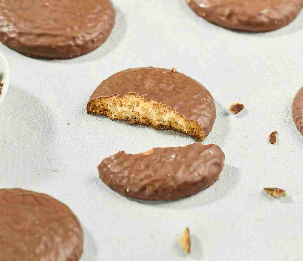 Купить Печенье песочное Гронети с кусочками злаков и шоколадной ...